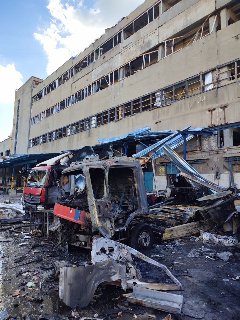 Росіяни скинули важку авіабомбу на термінал "Нової пошти" в Харкові (ФОТОРЕПОРТАЖ). Читайте на ...